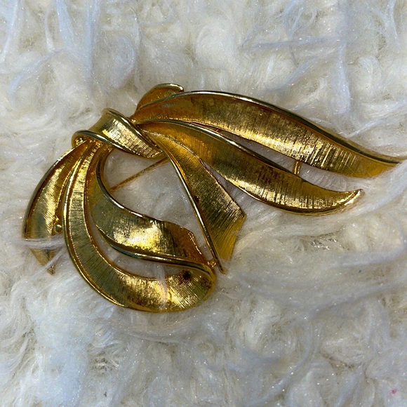 Jewelry | Stylized Gold Ribbon Brooch | Poshmark